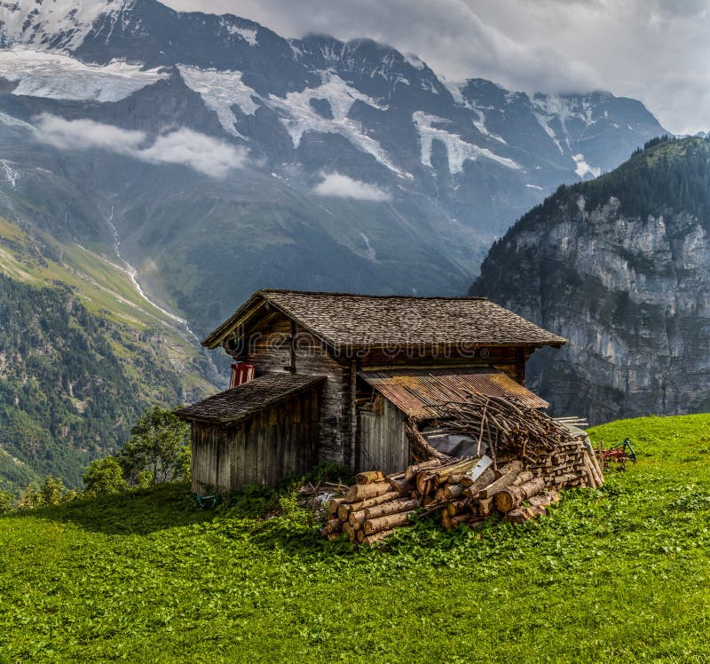 Houten Hut in De Alpen Bernese Stock Afbeelding - Image of vlek ...