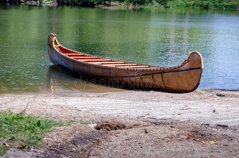 Houten Kano Op St Joseph River in Michigan Stock Afbeelding - Image of ...