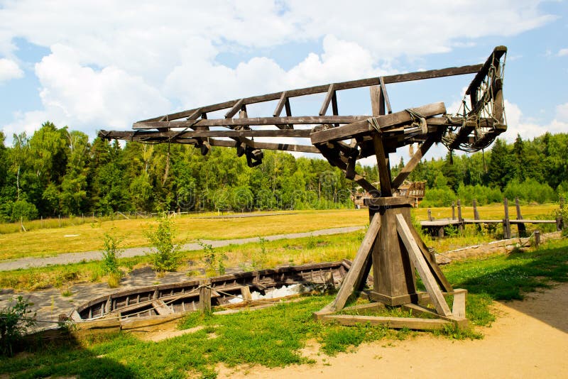 Oude Houten Kraan Die Wordt Gebruikt Om Schepen Leeg Te Maken Stock ...