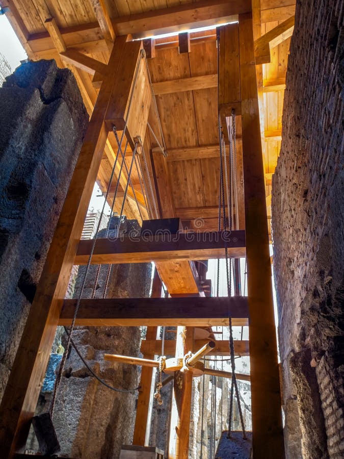 Oude Houten Lift in Een Metaalschacht Stock Foto - Image of grijs ...