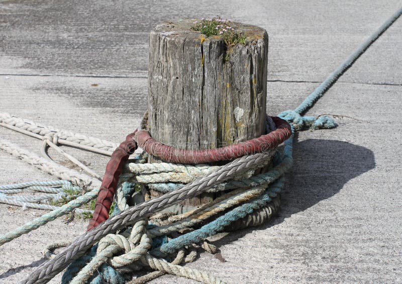 Houten Meerpaal voor Boten stock foto. Image of knopen - 25887808