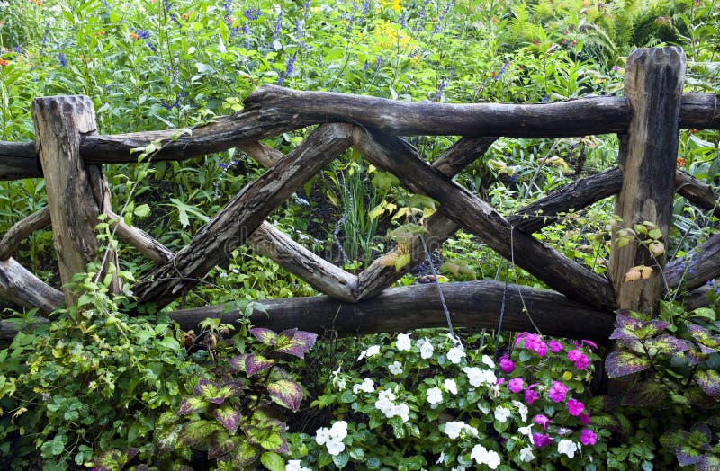 Houten omheining stock afbeelding. Image of tuin, buiten - 11007799