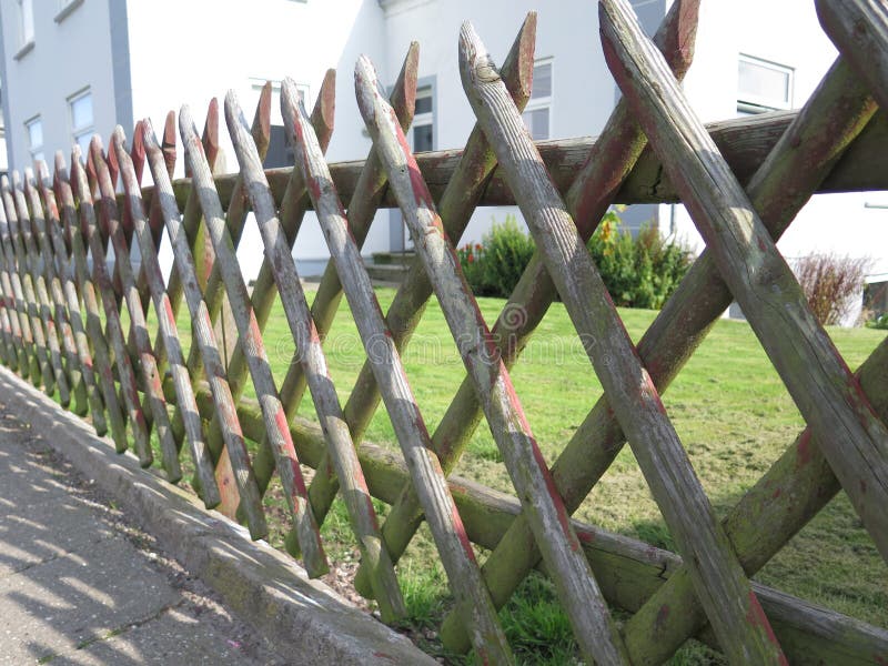 Houten Omheining Met Behoefte Aan Het Schilderen Stock Foto - Image of ...