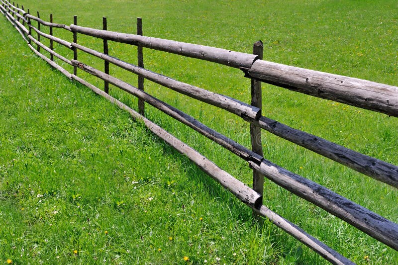 Houten Omheining in Een Tuin Stock Afbeelding - Image of bomen, gazon ...