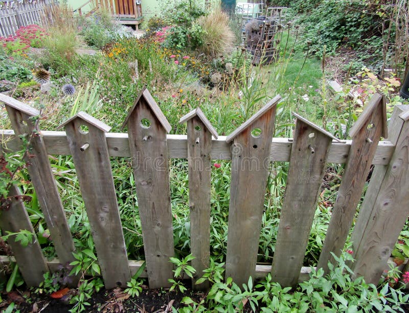 Moestuin Met Houten Omheining Stock Foto - Afbeelding bestaande uit ...