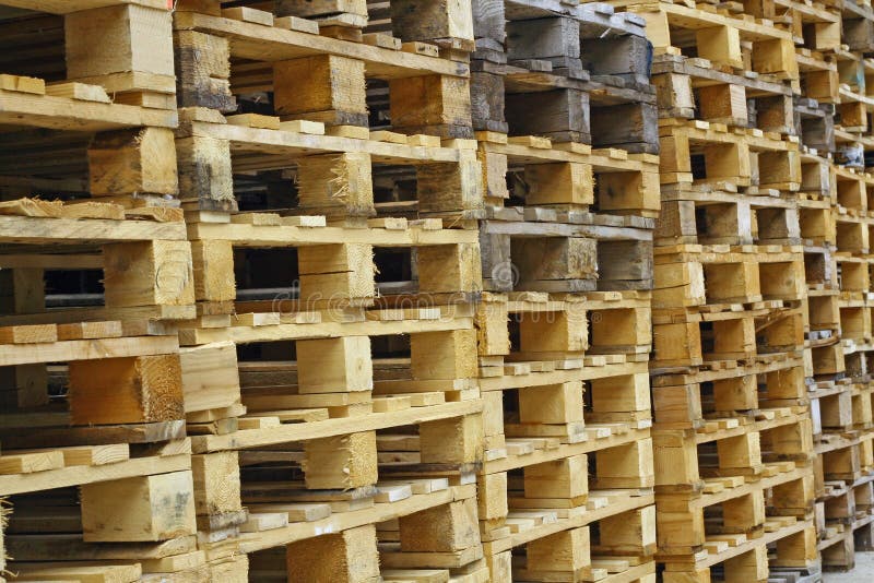 Houten Pallets Voor De Opslag Van De Goederen Stock Afbeelding - Image ...