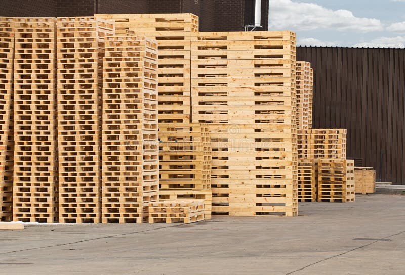 Stapel Van Oude En Gebroken Houten Pallets Stock Afbeelding - Image of ...