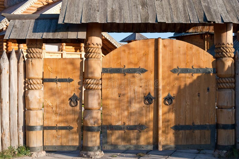 Houten poort stock afbeelding. Image of buiten, deur - 11619265