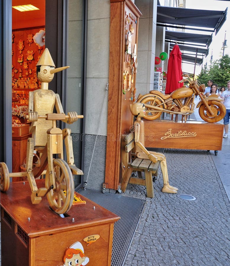 Houten Pop Pinocchio Met Neus Redactionele Stock Afbeelding - Image of ...