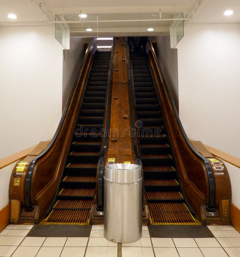 Houten roltrap redactionele fotografie. Image of opslag - 113903752