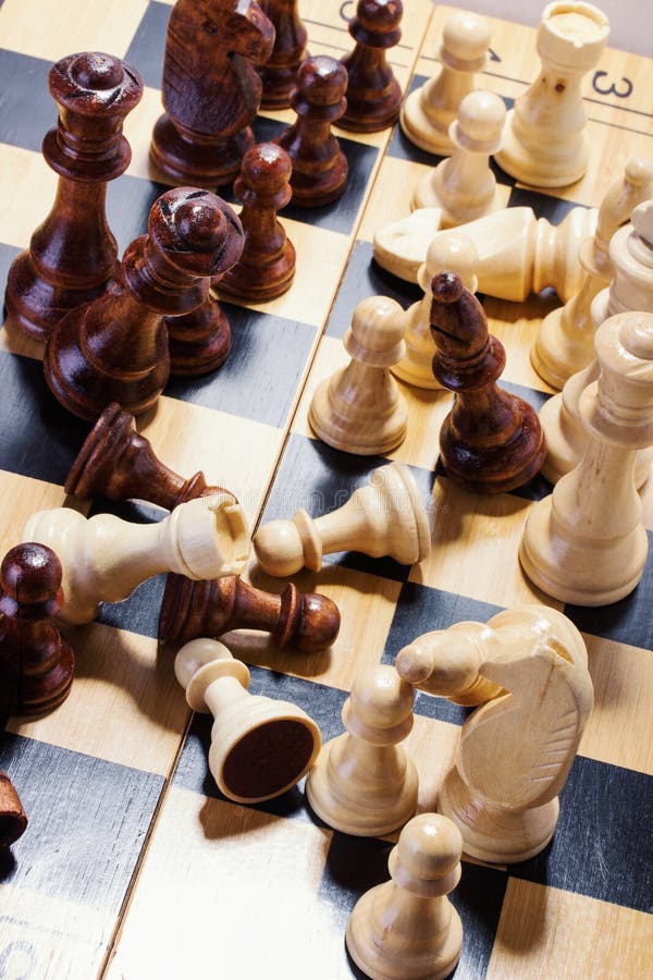 Houten Schaak Op Het Schaakbord Stock Afbeelding - Image of houten ...