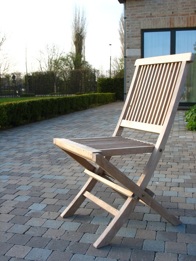 Houten tuinstoel stock foto. Image of stoel, zetel, tegels - 11661360