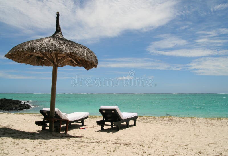 Twee Houten Ligstoelen Liggen Op Het Strand in Mauritius Stock ...