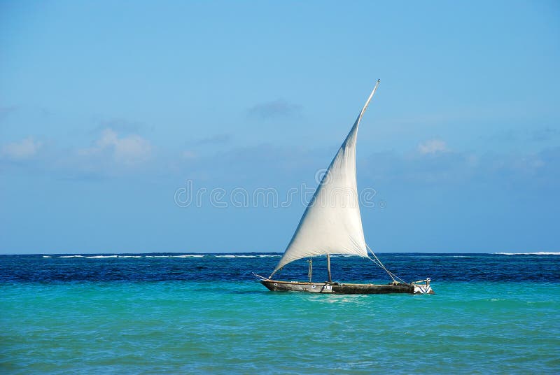 Houten varende boot op zee stock foto. Image of overzees - 14316944