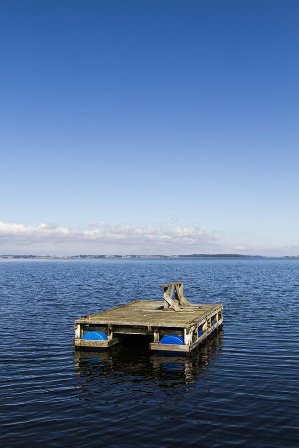 Houten vlot op het water stock afbeelding. Image of rafting - 31979769