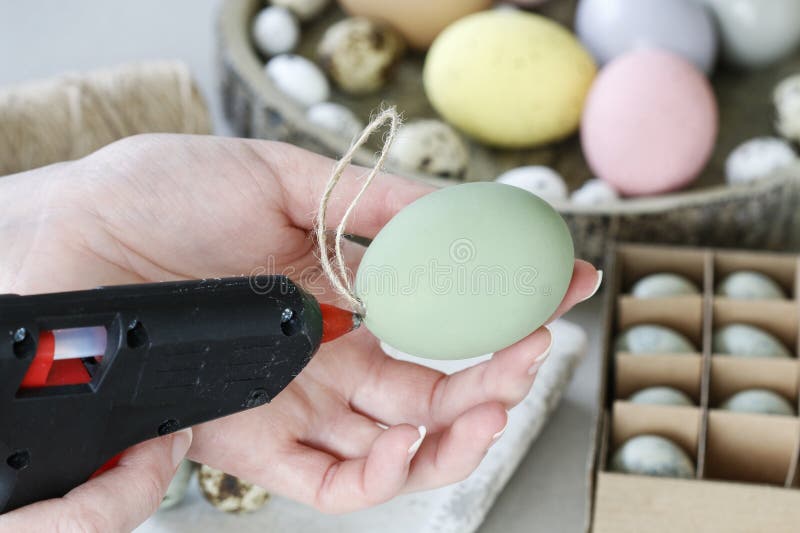 How To Make Hanging Easter Eggs. Step by Step, Tutorial Imagen de ...