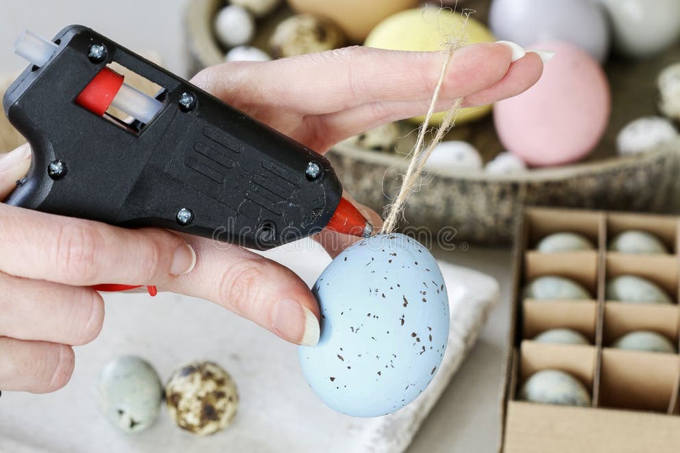 How To Make Hanging Easter Eggs. Step by Step, Tutorial Foto de archivo - Imagen de pintura ...