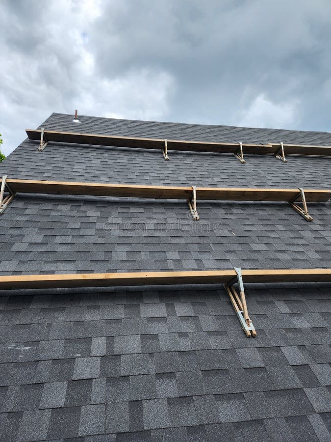 How To Set Up Staging on a 12 Pitch Roof Stock Image - Image of staging ...