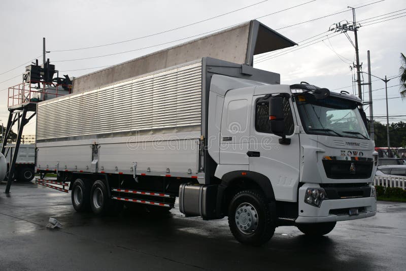 Howo Wing Van at Philconstruct in Pasay, Philippines Editorial Stock ...