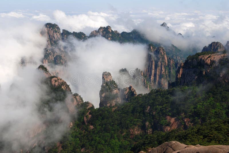 Mer Jaune De Nuage De Montagne Photo stock - Image du divinement ...