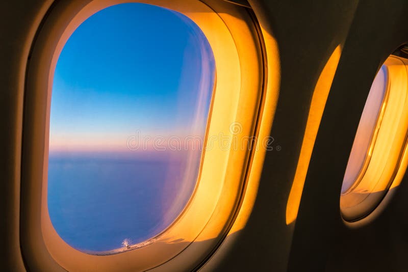 Hublots d'avion image stock. Image du horizon, fuselage - 149069301