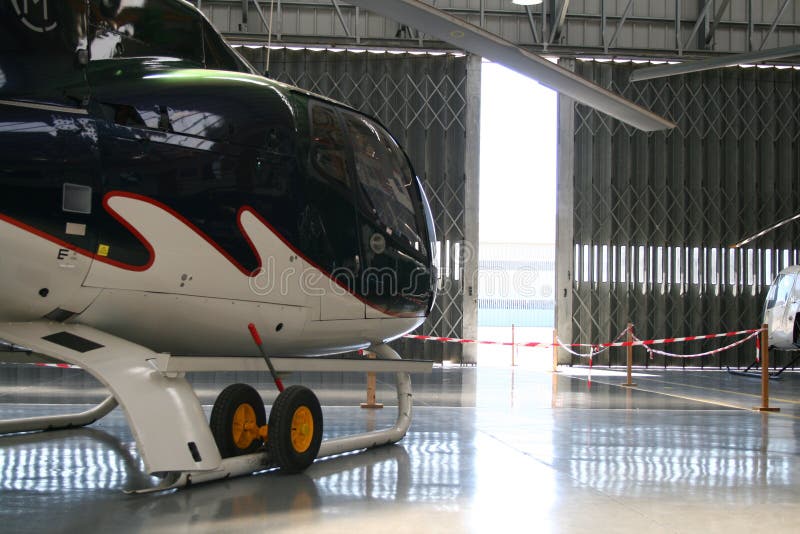 Hubschrauber-Hangar, Voll Von Robinson R44 Stockbild - Bild von reise ...