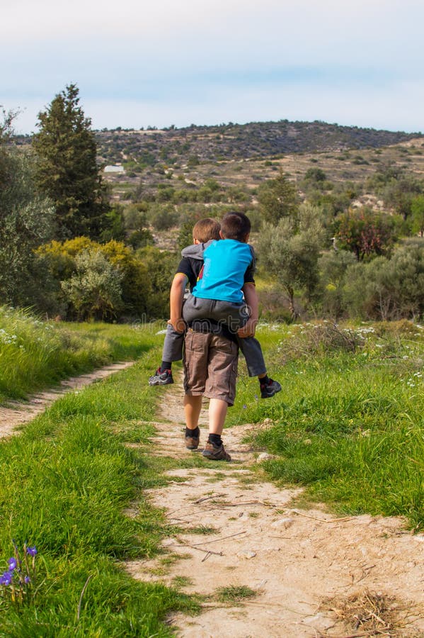 Jungen tragen huckepack stockfoto. Bild von freundschaft - 39989338