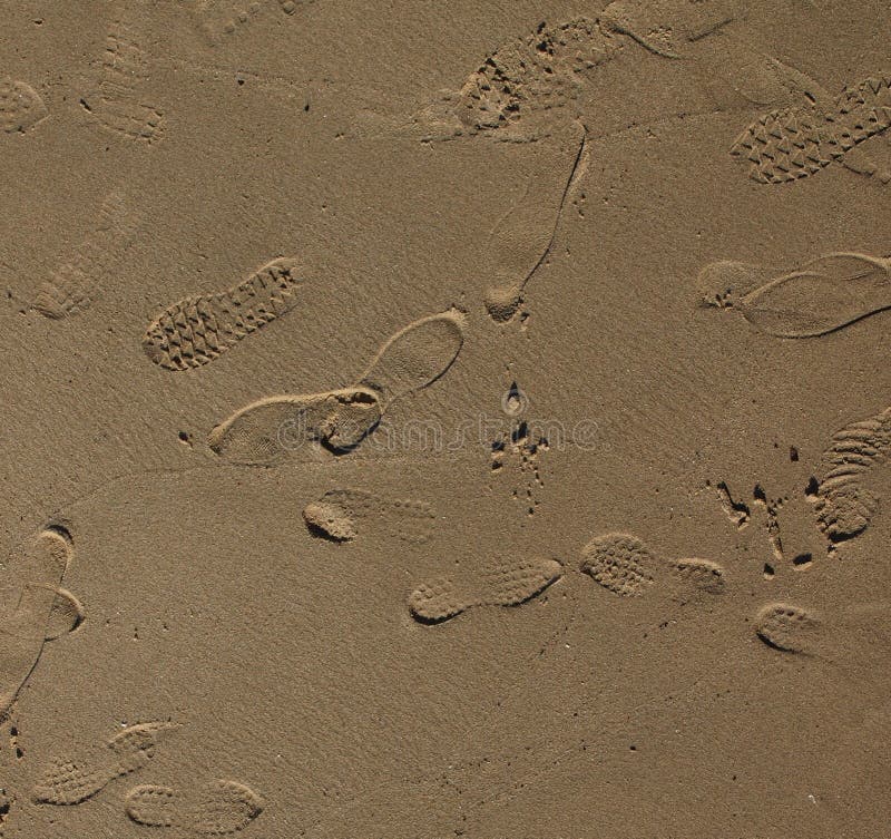 Huellas De Pasos En La Playa Foto de archivo - Imagen de caos, todos ...