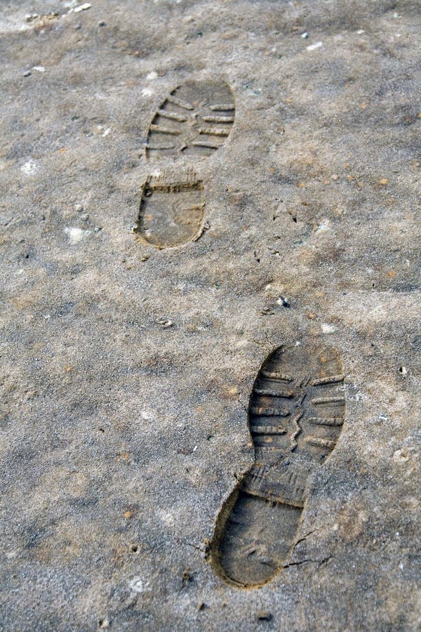 Dos Huellas En Fango Mojado Imagen de archivo - Imagen de plomo ...