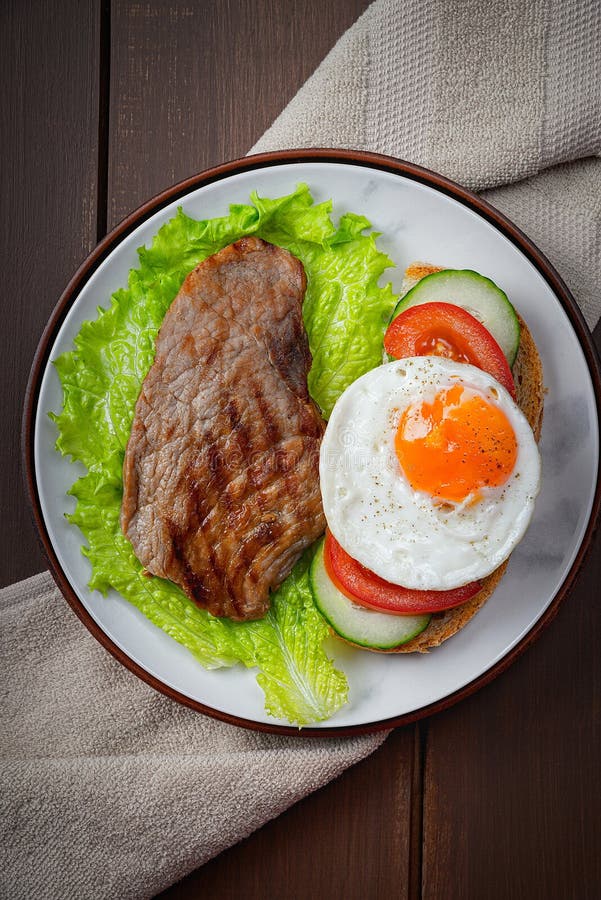 Huevo Frito Y Filete Con Verduras Foto de archivo - Imagen de frito ...