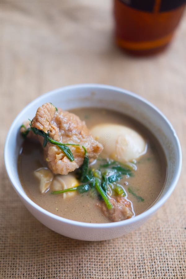 Huevo Guisado Y Cerdo Rayado Foto de archivo - Imagen de negro, comida ...