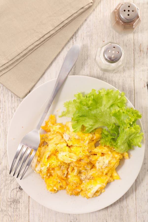 Huevo revuelto imagen de archivo. Imagen de revuelto - 85065271