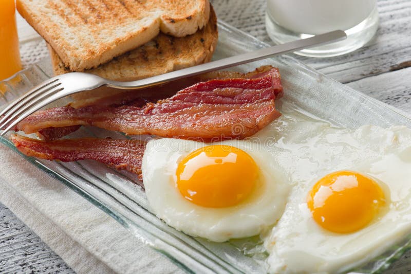 Huevos con tocino foto de archivo. Imagen de sano, graso - 17896592