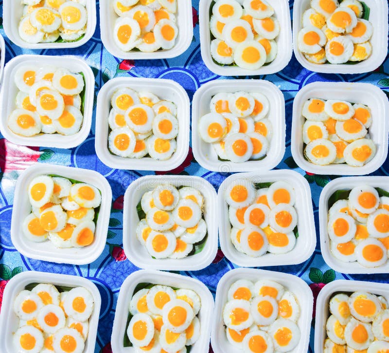 Huevos De Codornices Fritos En Paquete Foto de archivo - Imagen de ...