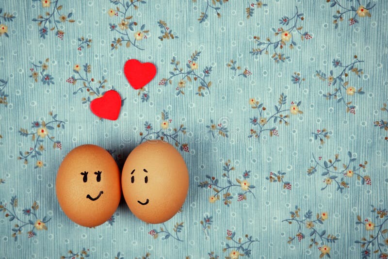 Huevos divertidos en amor foto de archivo. Imagen de boda - 37159058