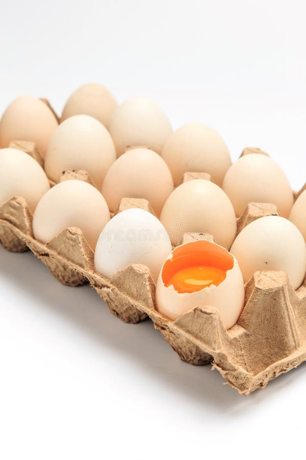 Huevos en el fondo blanco foto de archivo. Imagen de calor - 116844572