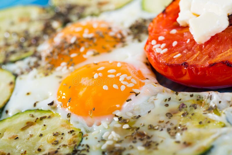Huevos Fritos Con Tomates Calabacines Foto de archivo - Imagen de verde ... Huevos Fritos Con Tomates Calabacines Foto de archivo - Imagen de verde ...