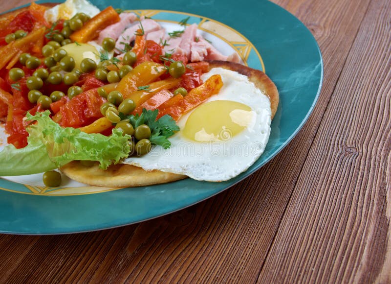 Huevos Motulenos foto de archivo. Imagen de virutas, tomates - 45410150