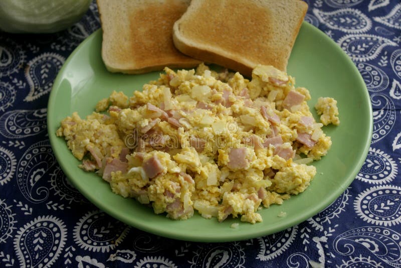 Huevos Revueltos Con Tocino, Tostada Y Leche Imagen de archivo - Imagen ...