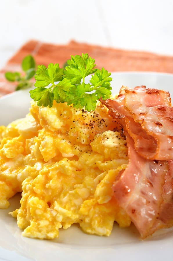 Huevos revueltos imagen de archivo. Imagen de pimienta - 29904571