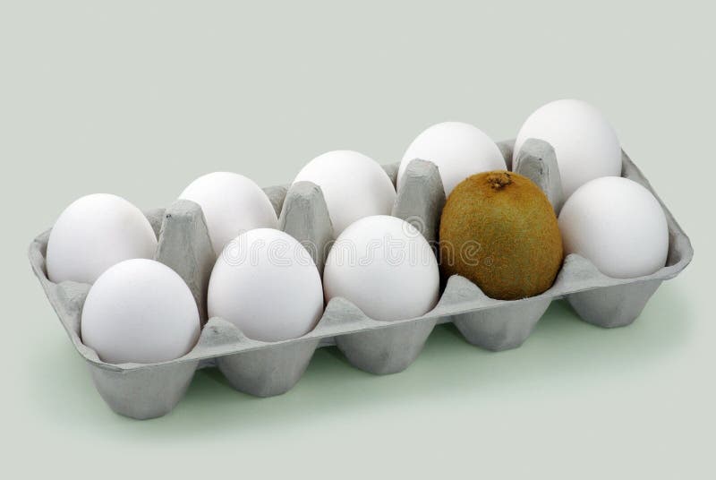 Huevos y kiwi foto de archivo. Imagen de racismo, diversidad - 17707116