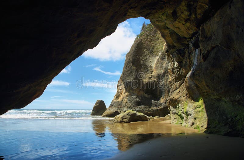 Hug point in Oregon stock photo. Image of calm, rocks - 84074504