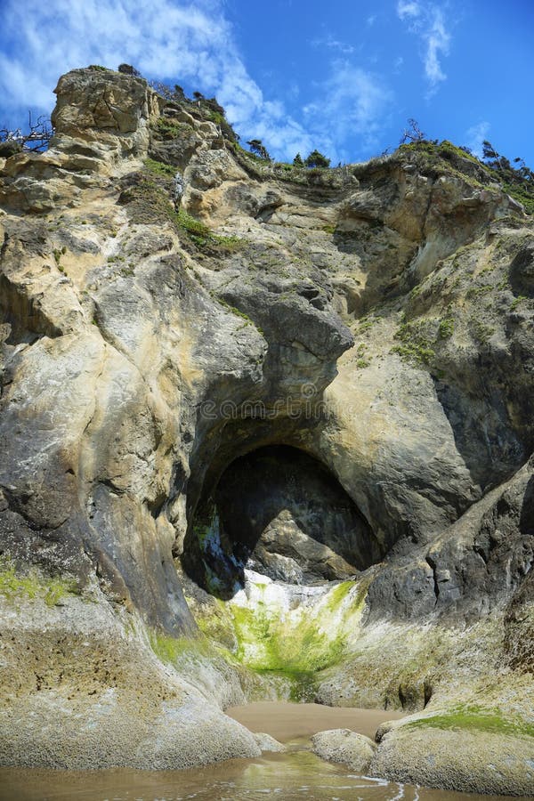 Hug point in Oregon stock photo. Image of oregon, hole - 84181222