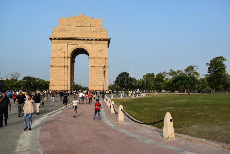 Huge Crowd of Tourists in India Gate Complex Opened after Redevelopment ...