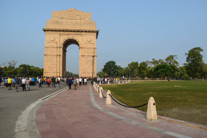 Huge Crowd of Tourists in India Gate Complex Opened after Redevelopment ...