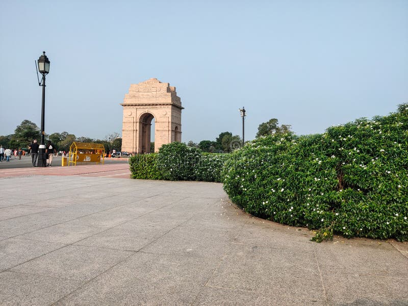 Huge Crowd of Tourists in India Gate Complex Opened after Redevelopment ...