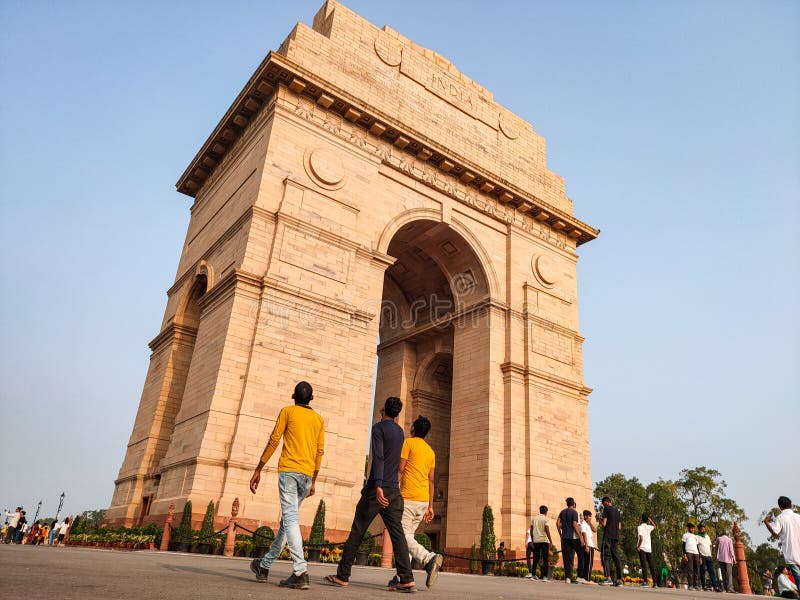 Huge Crowd of Tourists in India Gate Complex Opened after Redevelopment ...