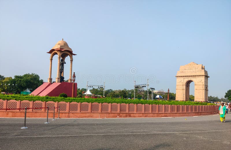 Huge Crowd of Tourists in India Gate Complex Opened after Redevelopment ...