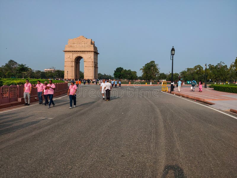 Huge Crowd of Tourists in India Gate Complex Opened after Redevelopment ...