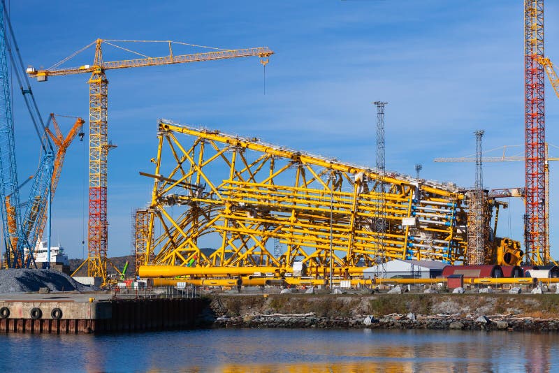 The 14,200 Tonne Top Structure of the Ninian Northern Offshore Oil ...